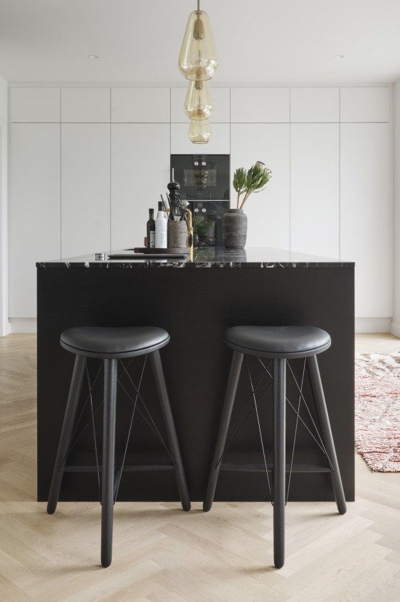 Lovewood barstol | Barstol i træ og læder | Thule stool