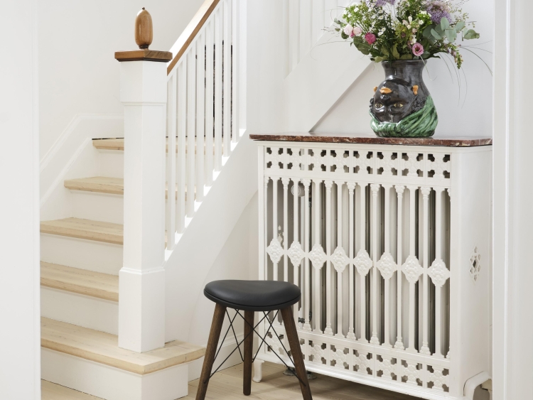 Lovewood taburet | taburet i træ og læder | Thule stool